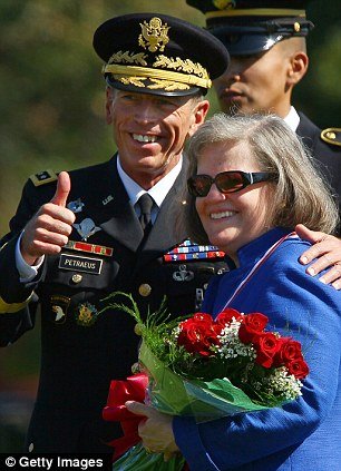 Holly Petraeus biography | BelleNews.com
